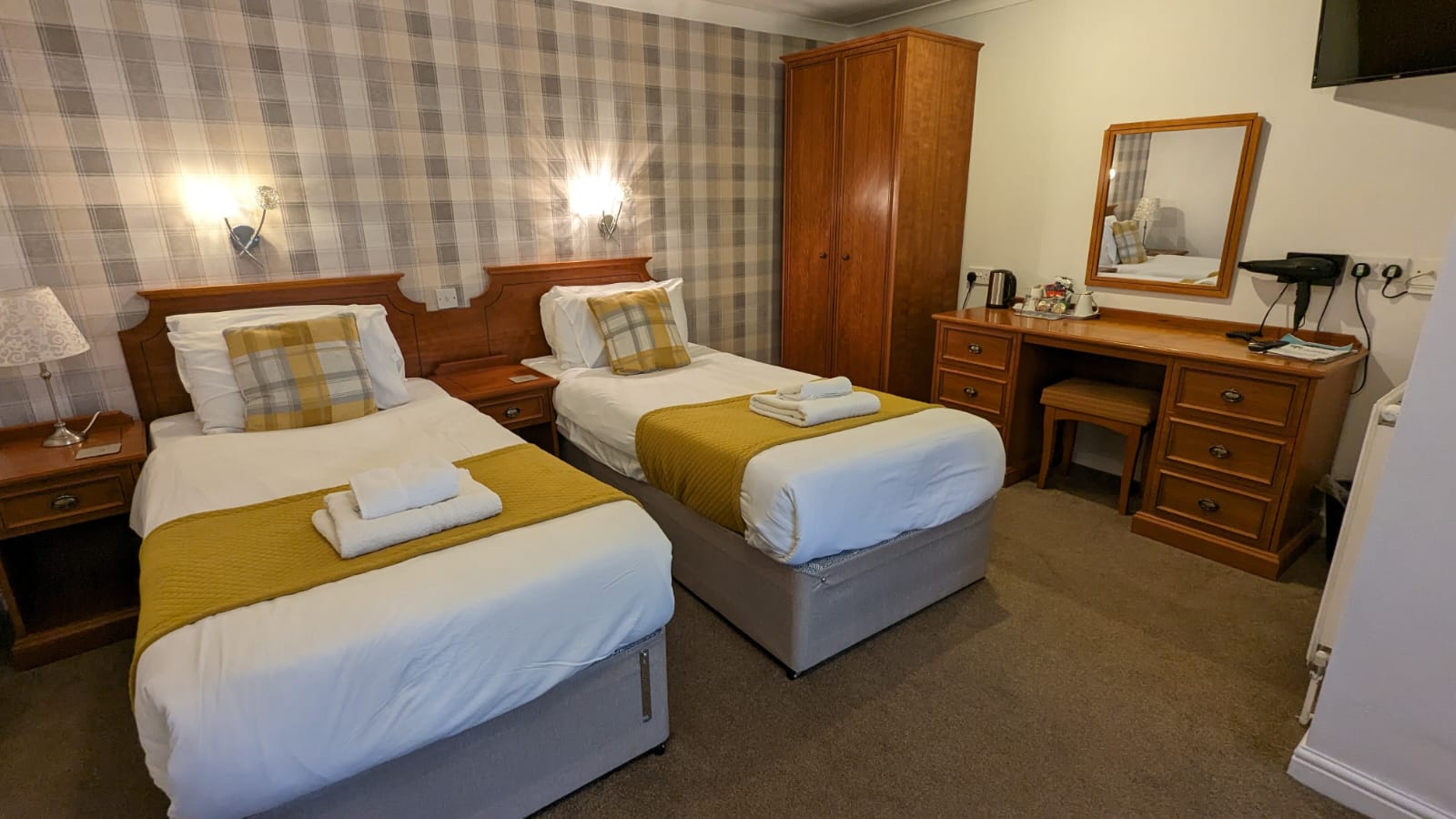 Scarbrough Hotels | Scarbrough | East Ayton Lodge Bar and Grill